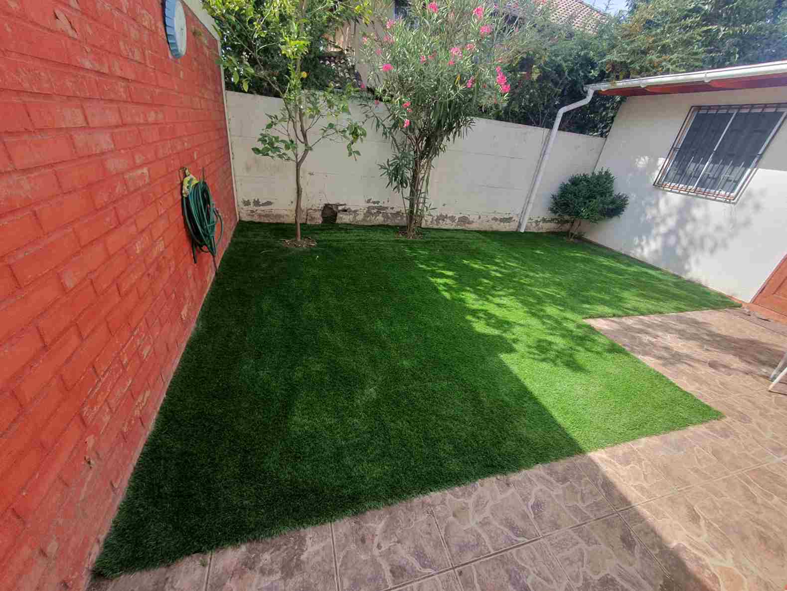 Patios con pasto sintético - Contáctanos hoy mismo - Artegrass